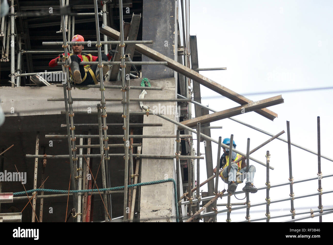 Quezon City, Philippines. 24th Jan, 2019. Laborers work at a ...