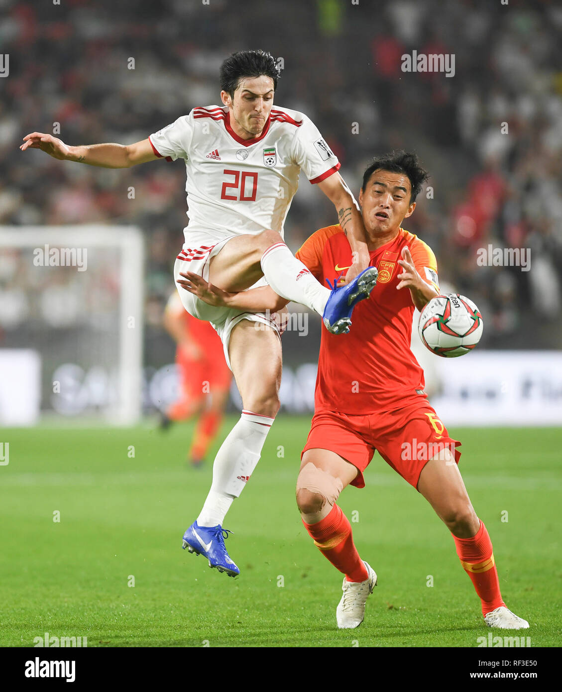 (190125) -- ABU DHABI, Jan. 25, 2019 (Xinhua) -- Feng Xiaoting (R) of ...