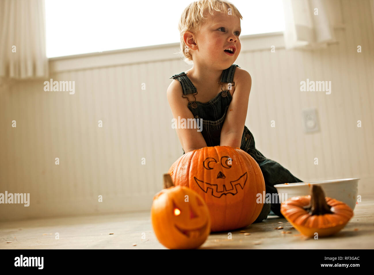 Scooping 1 hi-res stock photography and images - Alamy