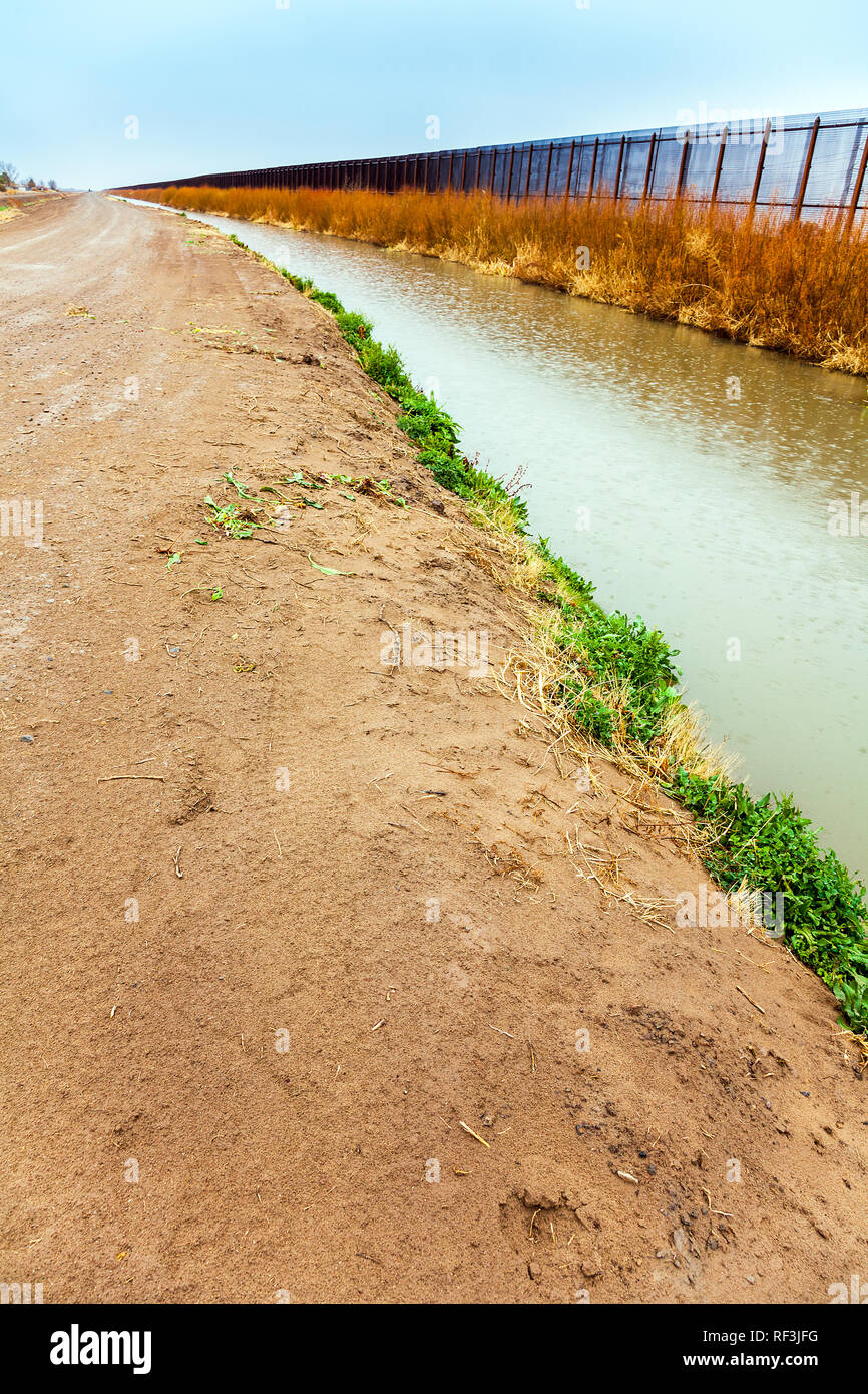 Border wall el paso hi-res stock photography and images - Alamy