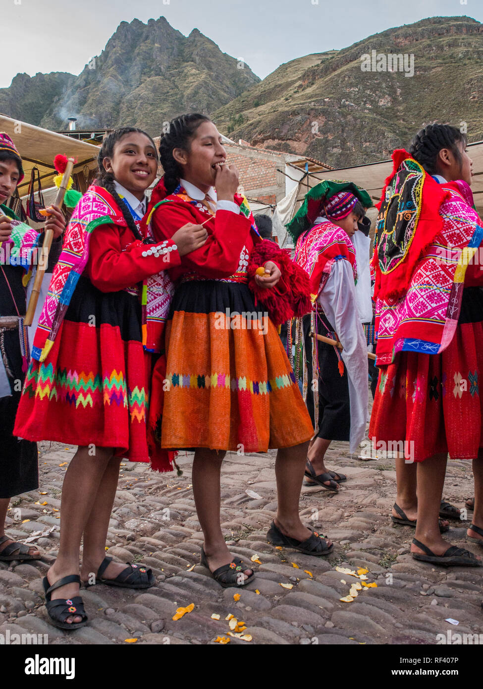 Children in peruvian traditional costumes hi-res stock photography and ...