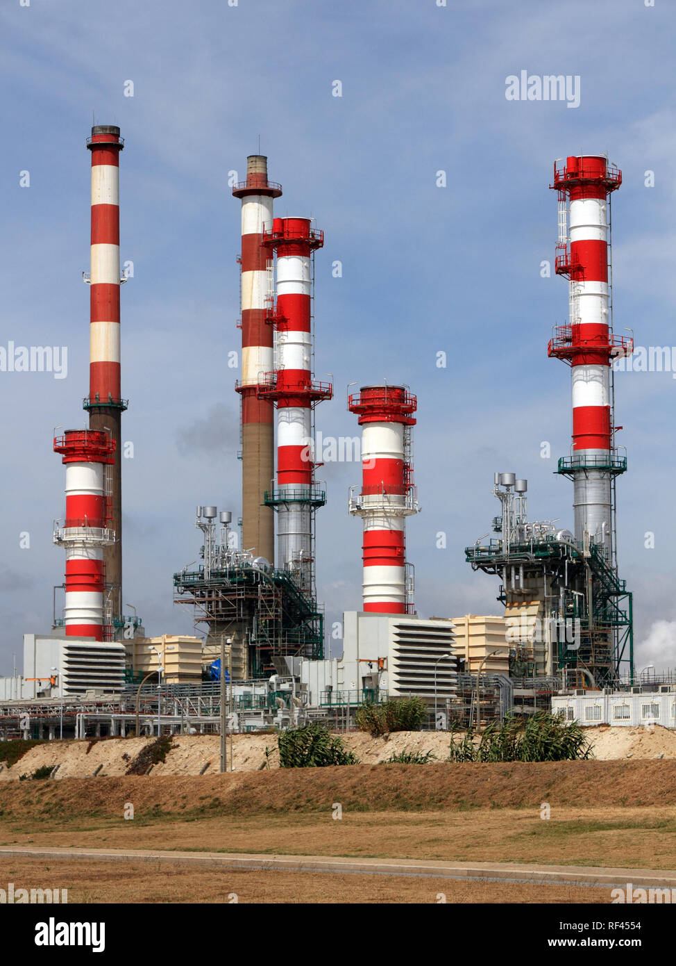 Expansion works on a petrol refinery and powerplant Stock Photo - Alamy