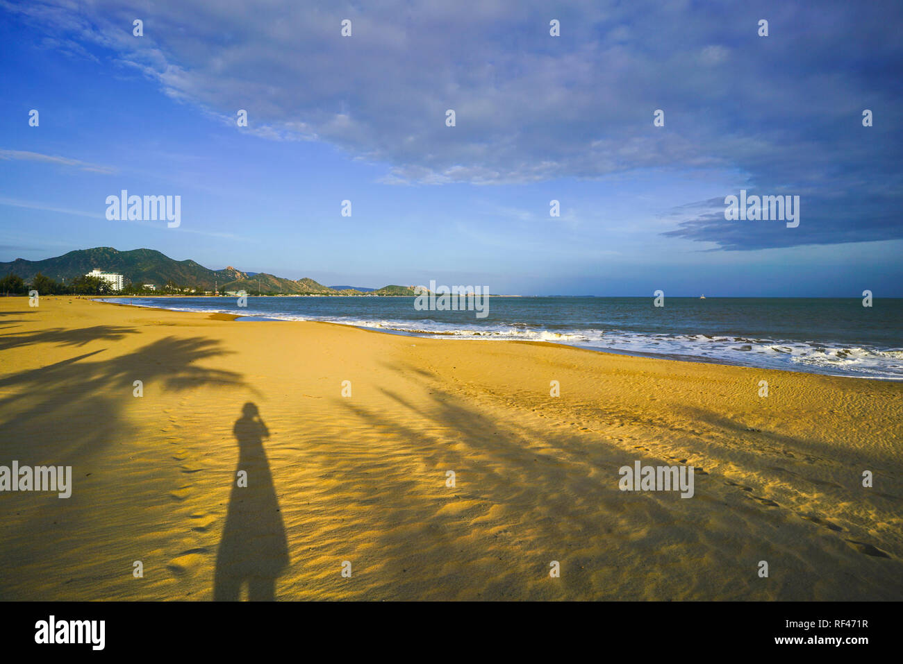 Human shadow on beach hi-res stock photography and images - Alamy