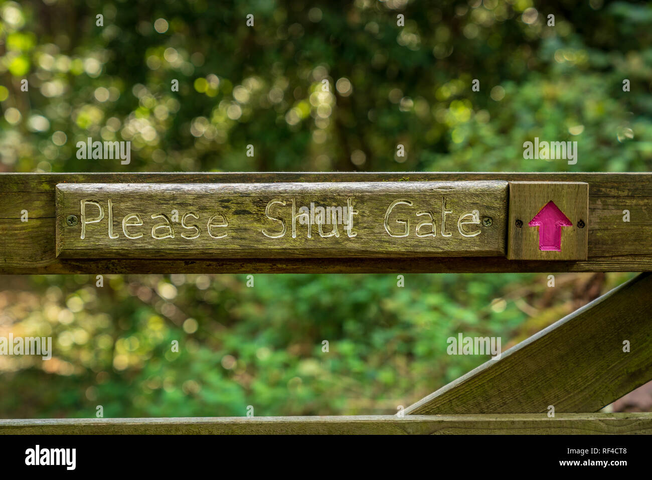 Please shut the gate hi-res stock photography and images - Alamy