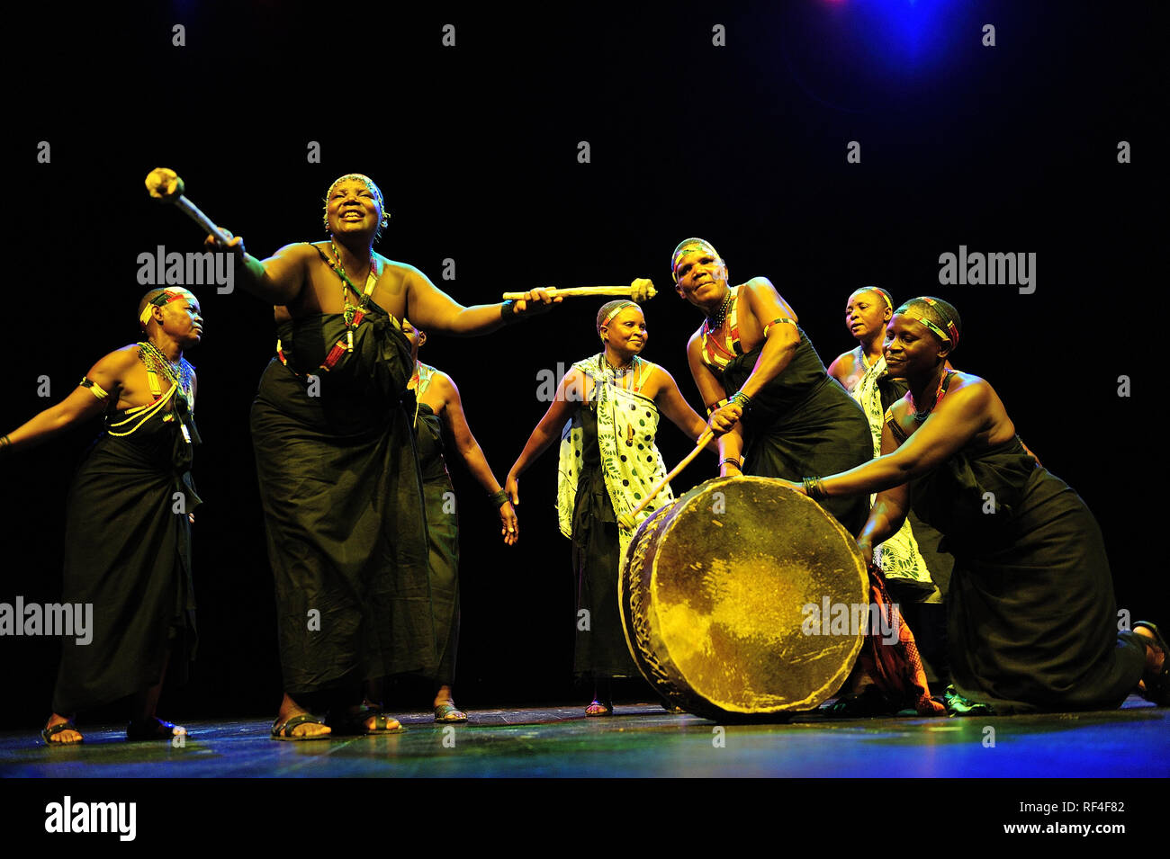 Tanzania women cultivate hi-res stock photography and images - Alamy