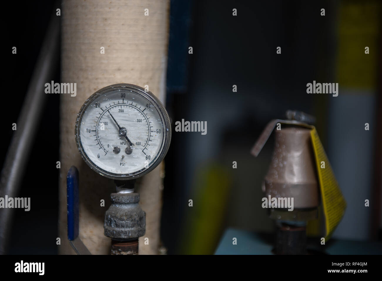 A vintage pressure gauge showing pressure Stock Photo - Alamy