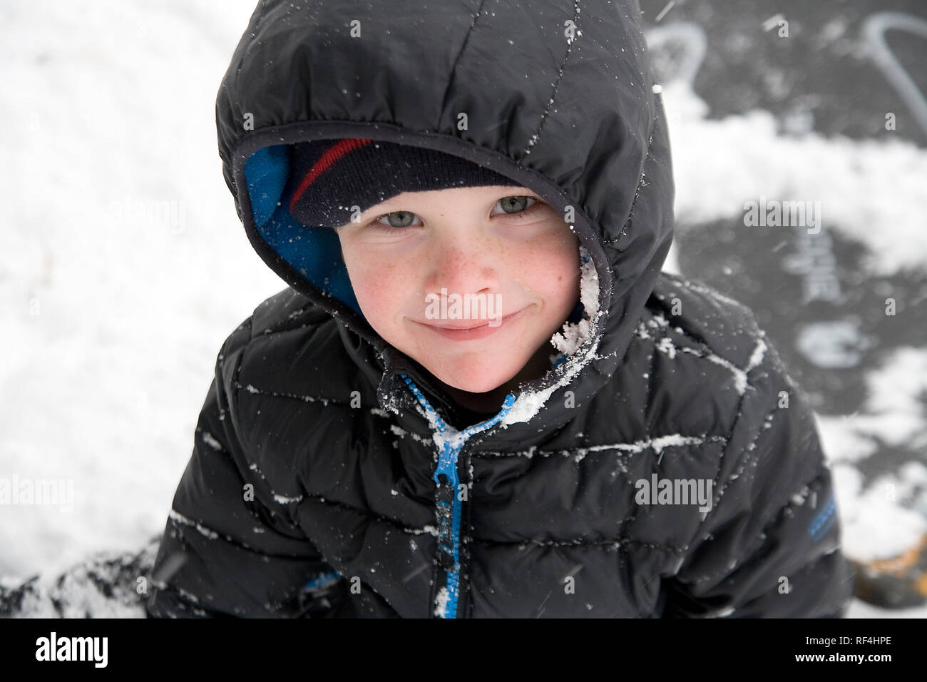 Young boy in snow hi-res stock photography and images - Alamy
