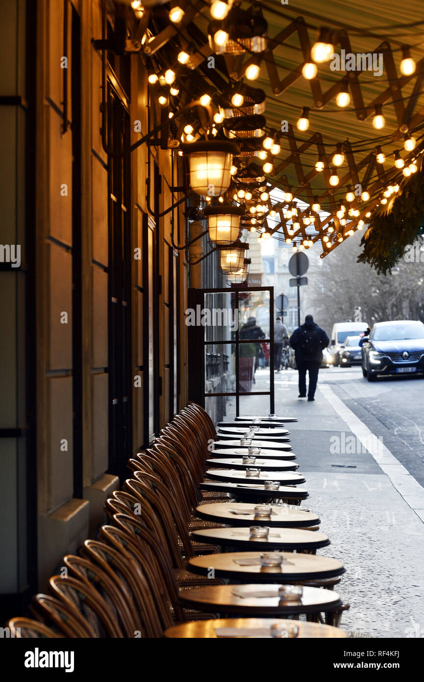 Illuminated café terrasse in Paris - France Stock Photo - Alamy