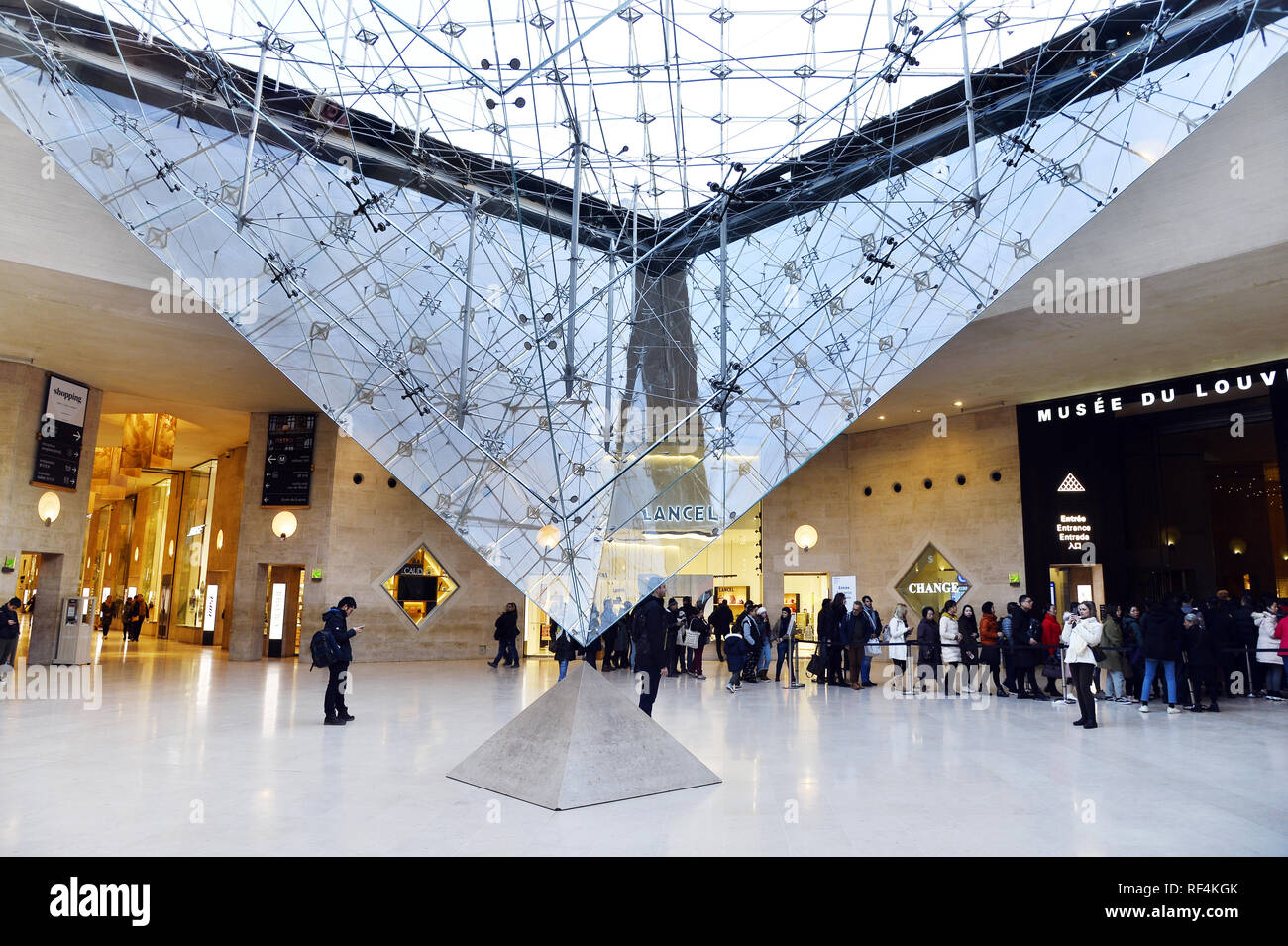 Exhibition by le louvre hi-res stock photography and images - Alamy