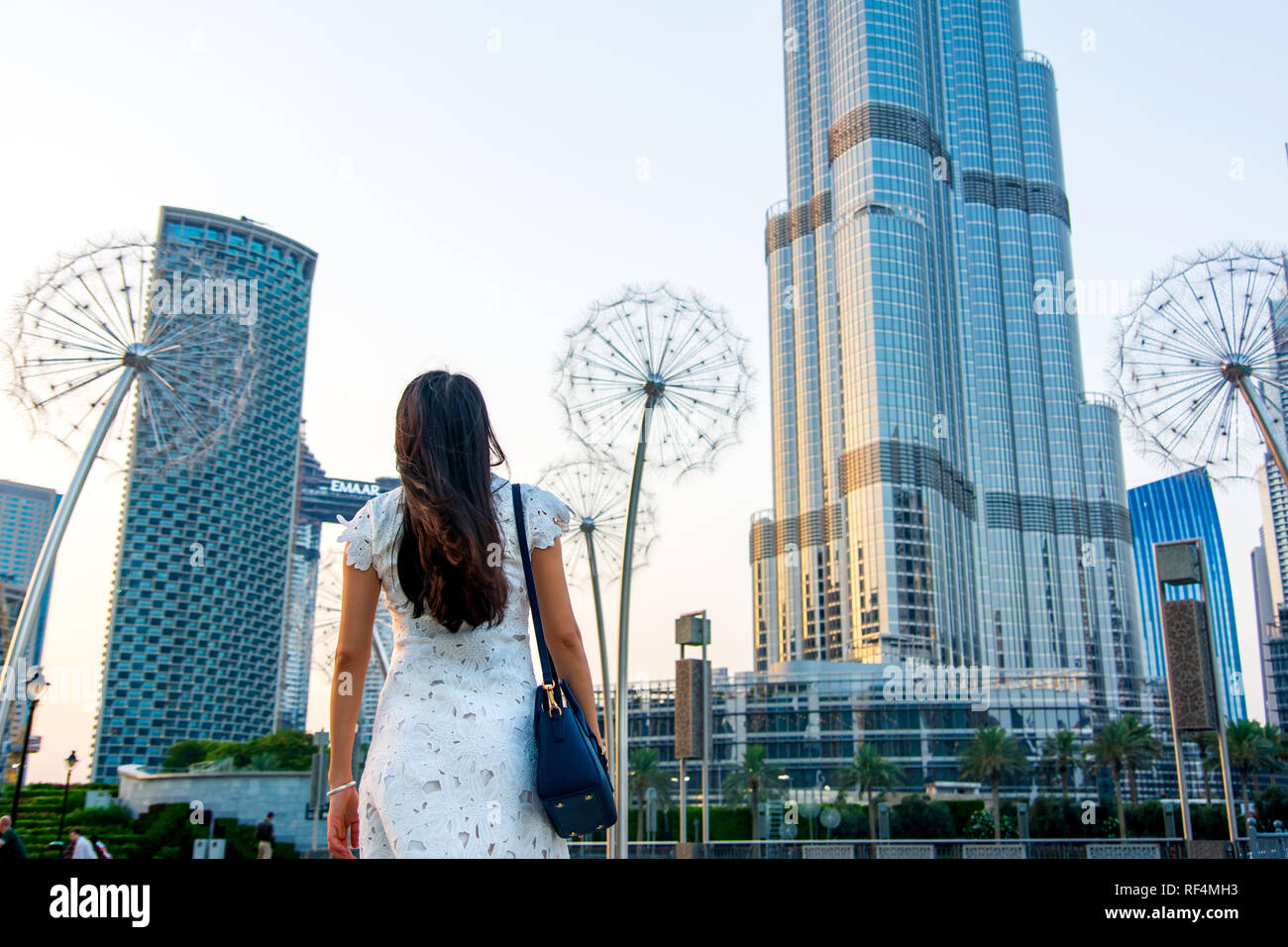 Woman shopping mall back view view hi-res stock photography and images ...