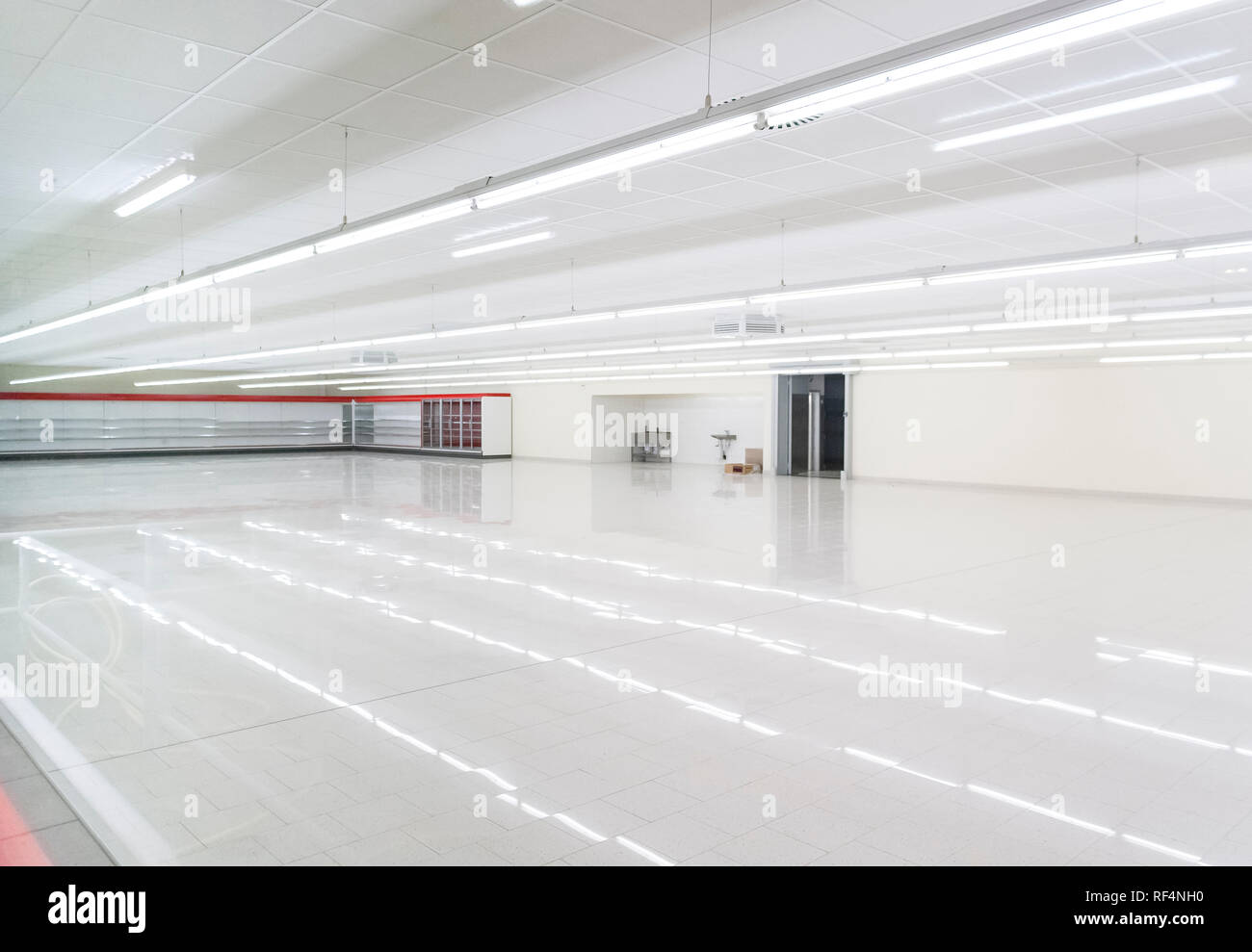 Supermarket floor design hi-res stock photography and images - Alamy