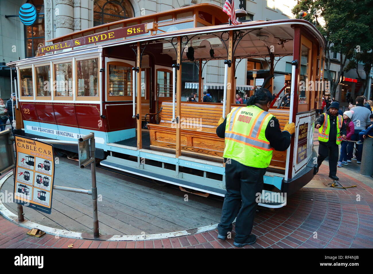 Cable Car at the turntable in Market Street, San Francisco, USA Stock ...
