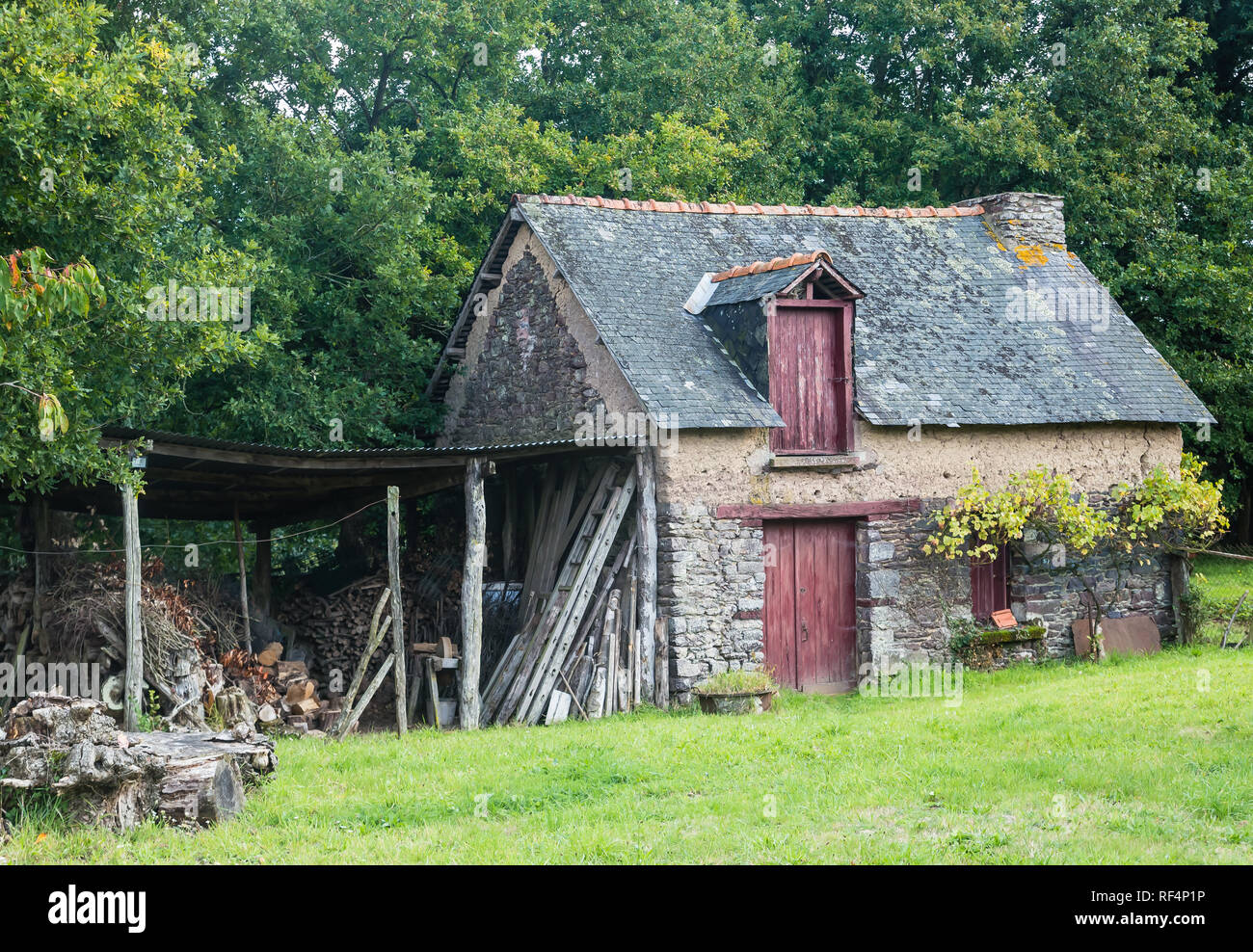 Rustic barn in france hi-res stock photography and images - Alamy