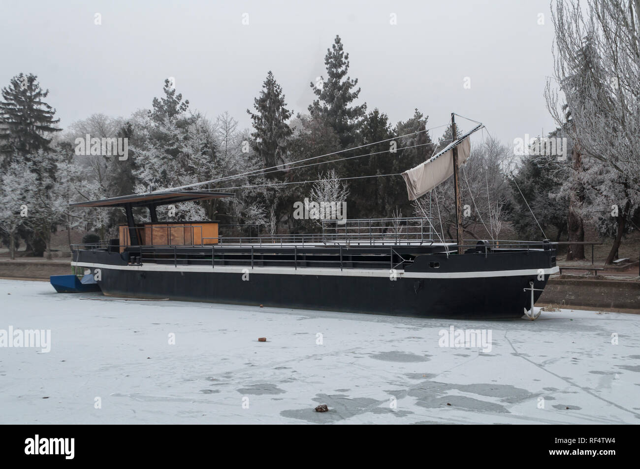 Anchor ice frozen ship hi-res stock photography and images - Alamy