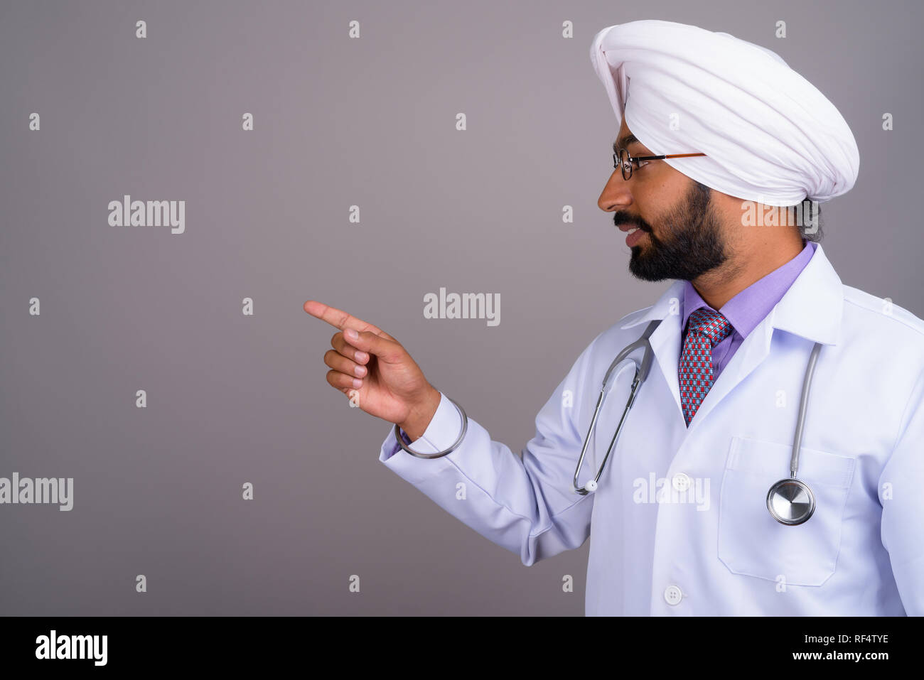 Portrait of young Indian Sikh man doctor Stock Photo - Alamy