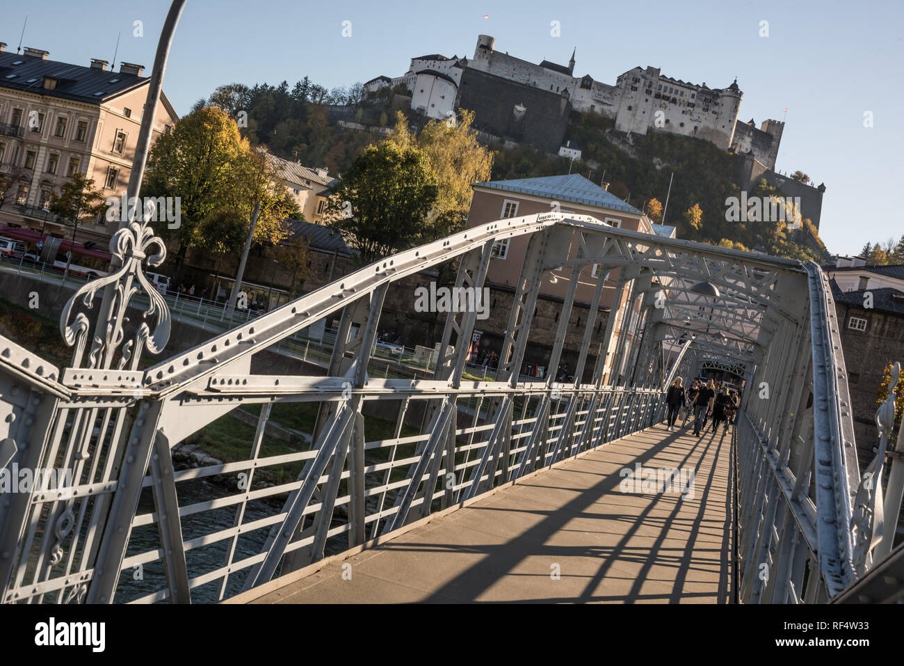 Salzburg, Salzach, Mozartsteg, im Hintergrund die Festung Hohensalzburg ...