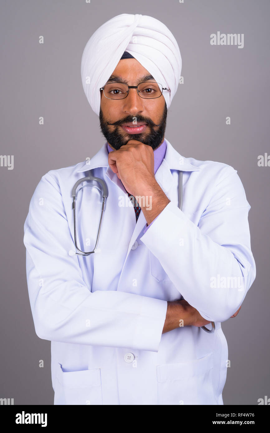 Portrait of young Indian Sikh man doctor Stock Photo - Alamy