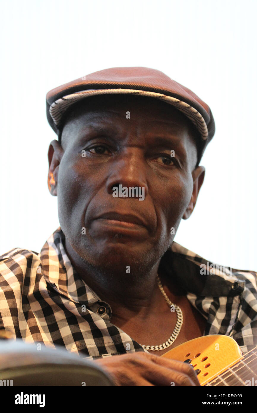 Oliver mtukudzi hi-res stock photography and images - Alamy
