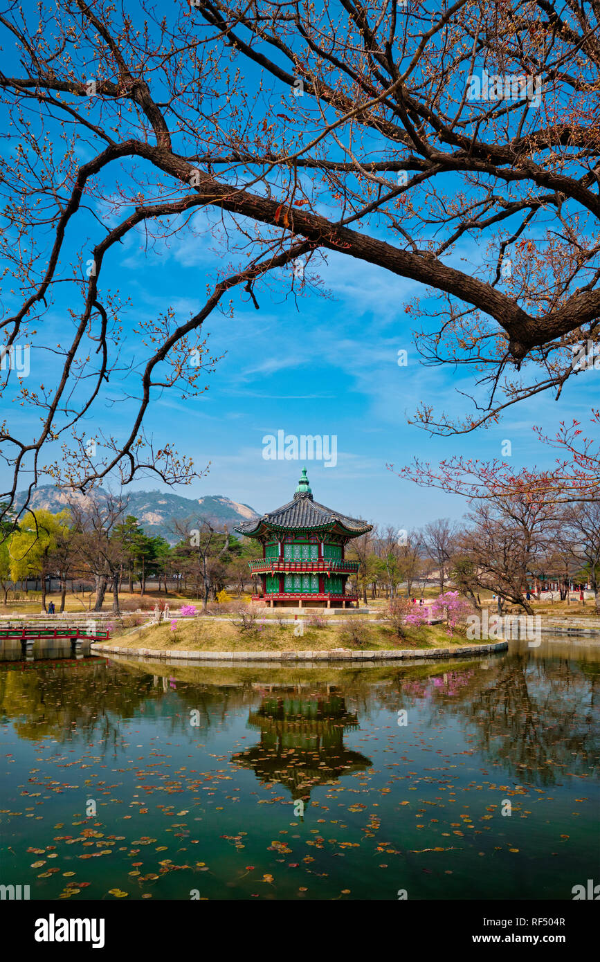 Hyangwonjeong Pavilion in Gyeongbokgung Palace, Seoul, South Korea ...