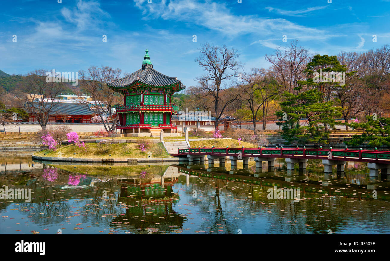 Hyangwonjeong Pavilion in Gyeongbokgung Palace, Seoul, South Korea ...