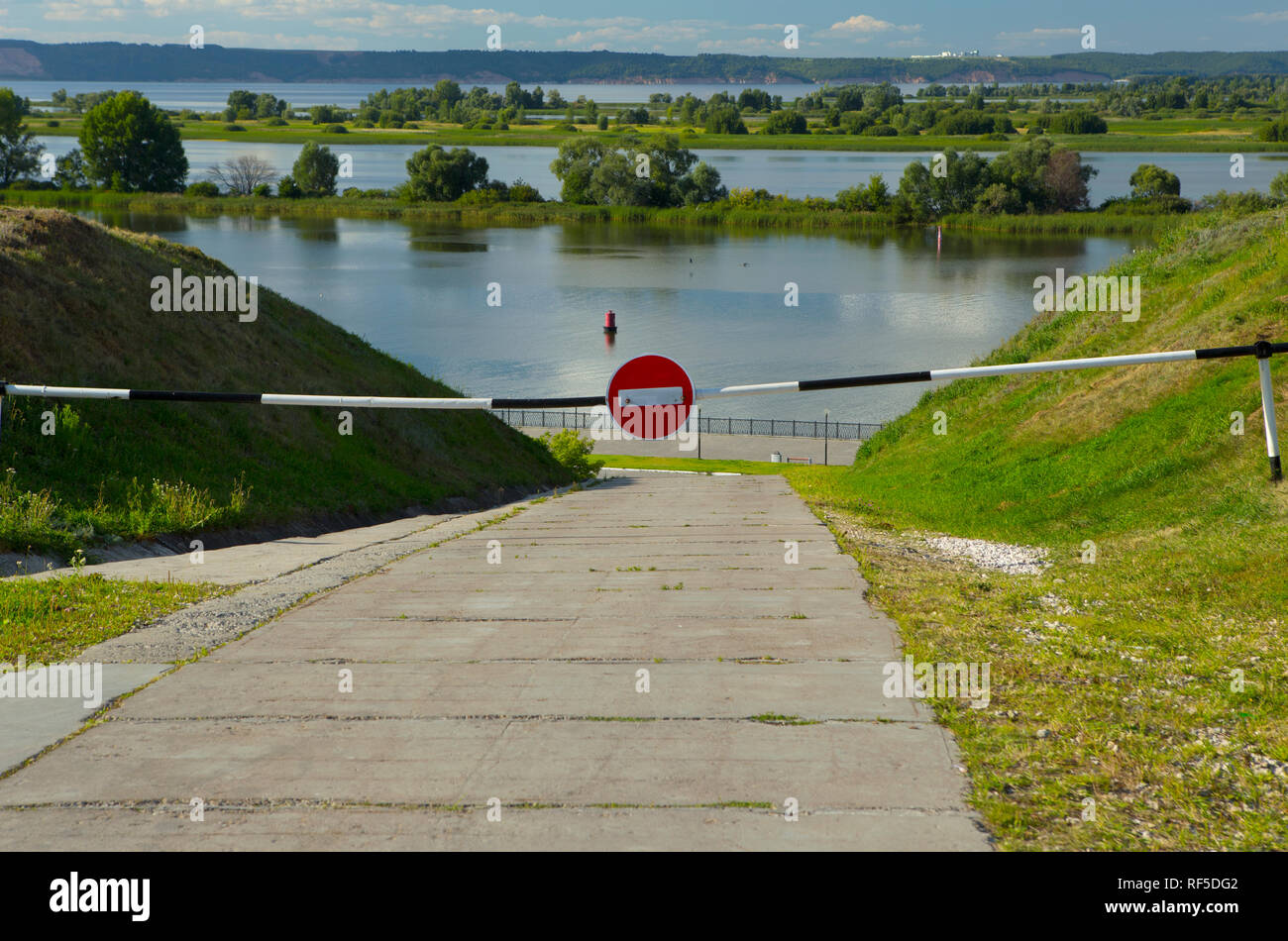 No Entry sign on a go-down road Stock Photo - Alamy
