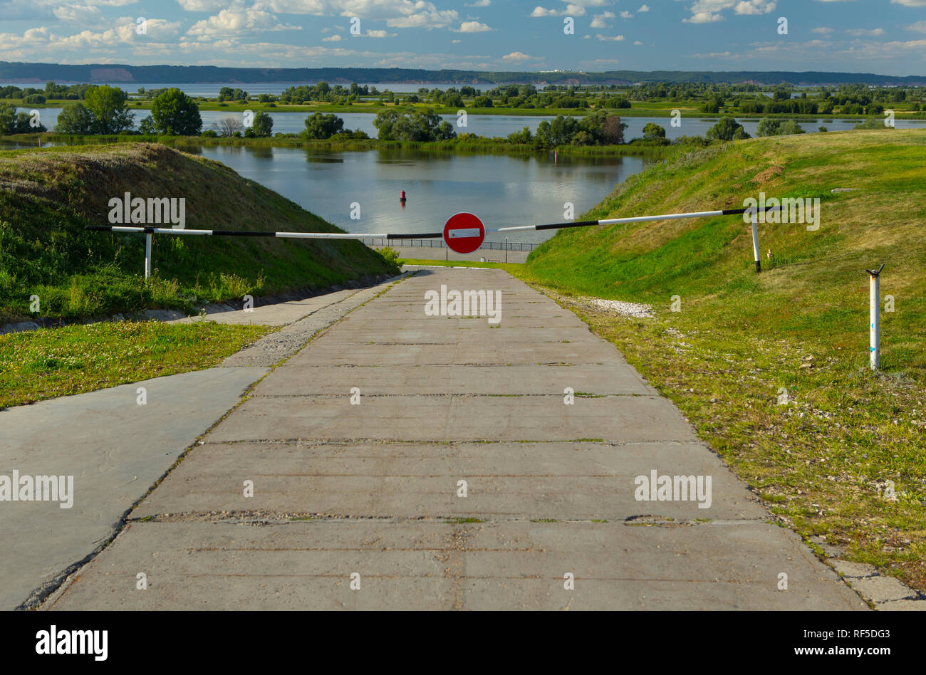 No Entry sign on a go-down road Stock Photo - Alamy