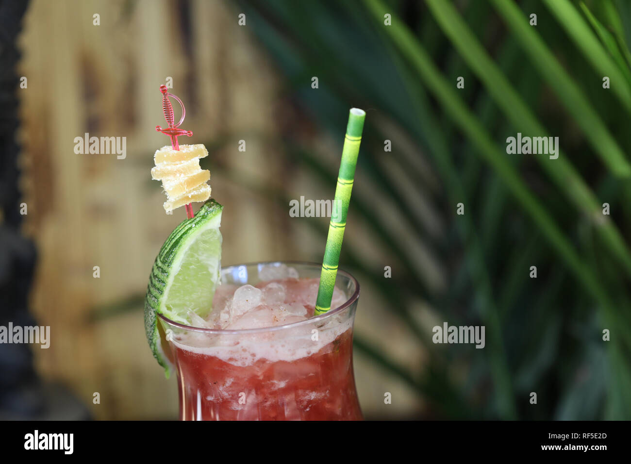 Tiki bar bars hi-res stock photography and images - Alamy