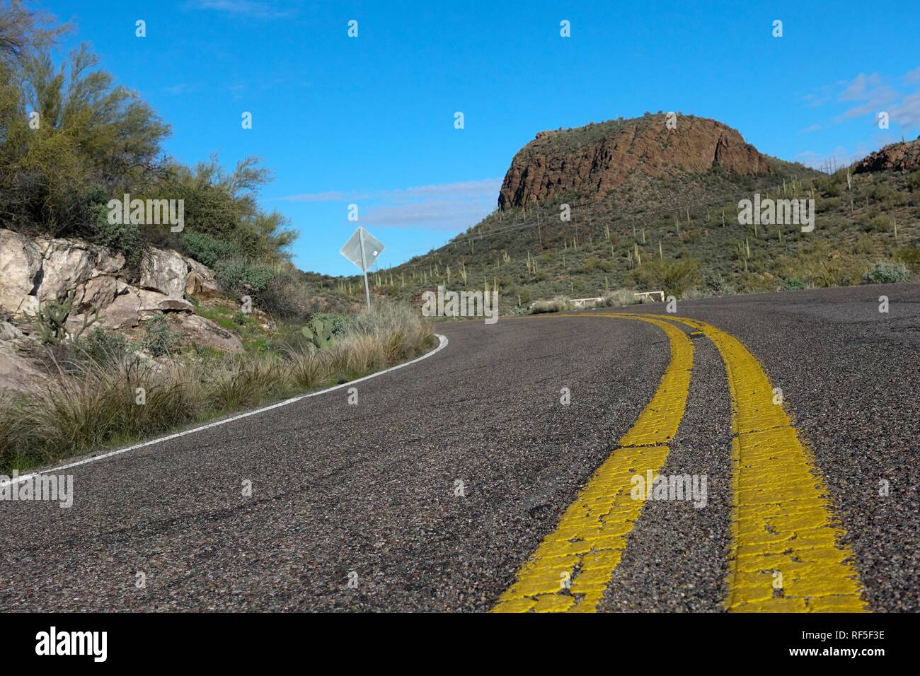 Empty open road in desert hi-res stock photography and images - Alamy