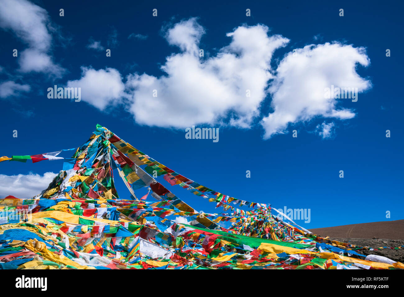 Buddhist Script Flag, landscape in tibet china Stock Photo - Alamy