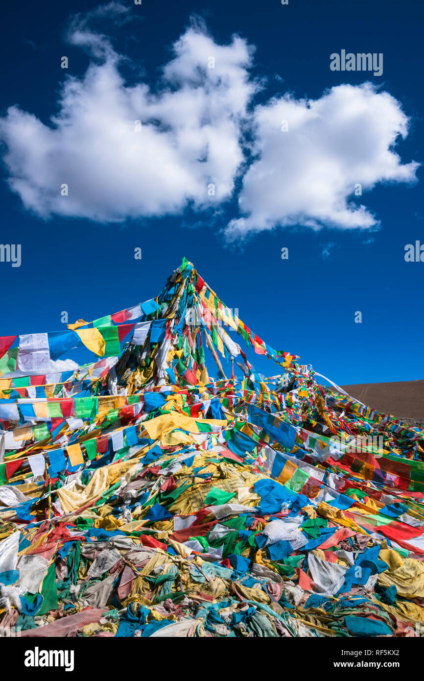 Buddhist Script Flag, landscape in tibet china Stock Photo - Alamy