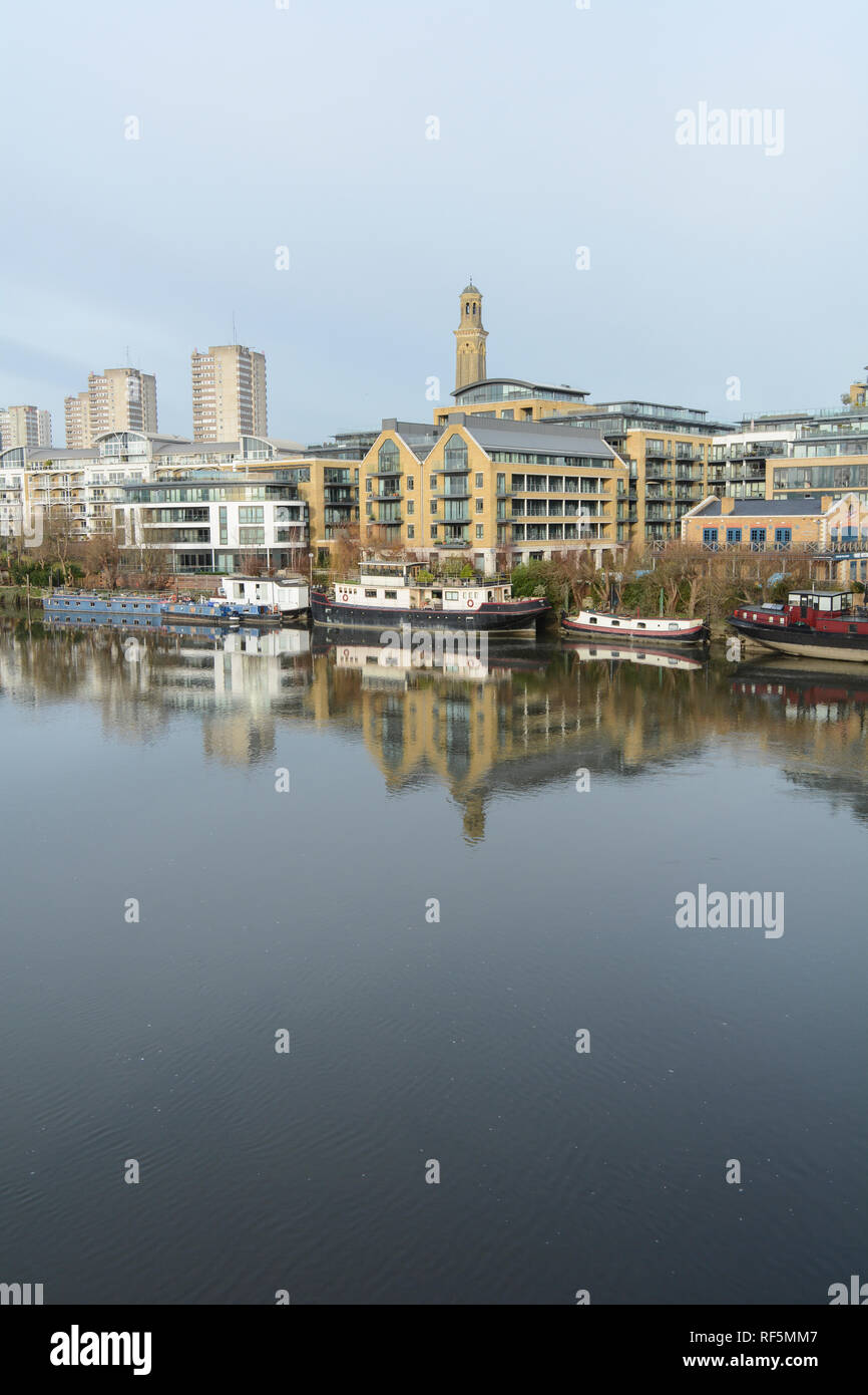 Houseboats on the River Thames with the new Kew Bridge Road housing ...