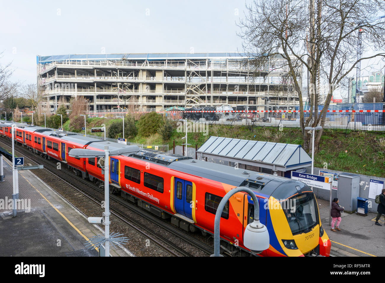 Kew bridge station london hi-res stock photography and images - Alamy