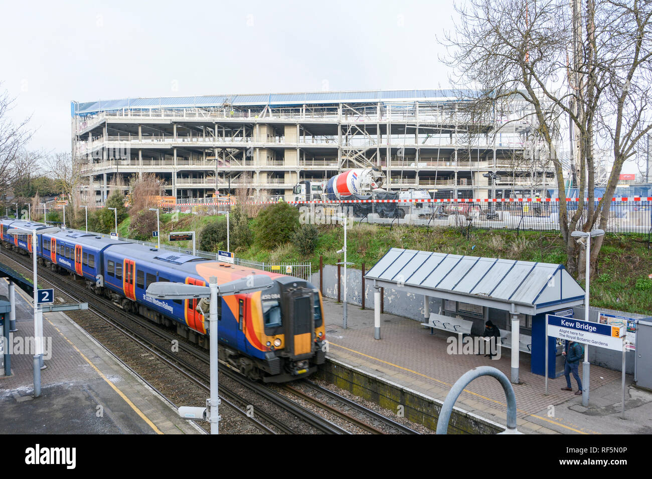 Kew bridge station london hi-res stock photography and images - Alamy