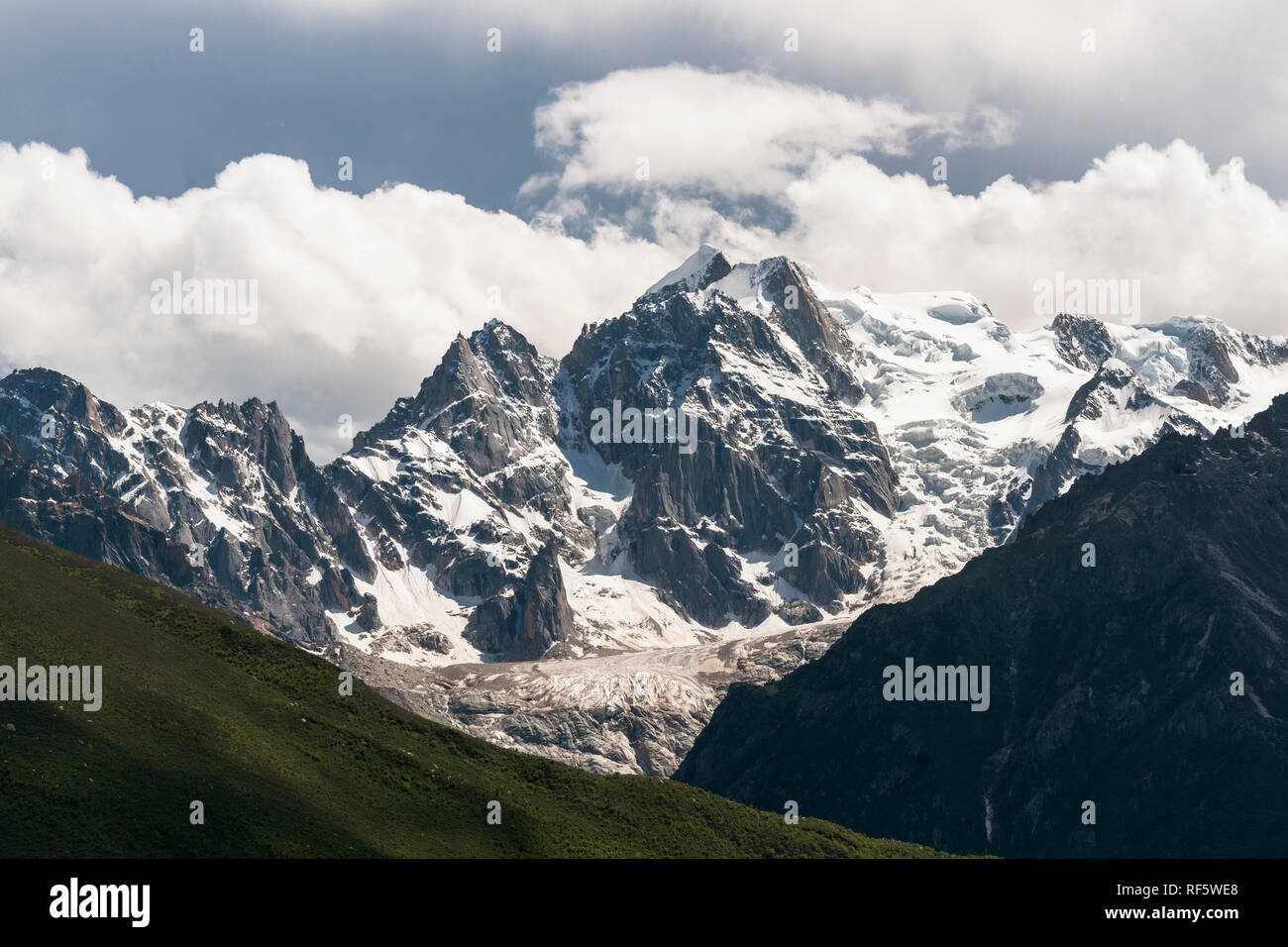 mountain ridge, landscape in tibet china Stock Photo - Alamy