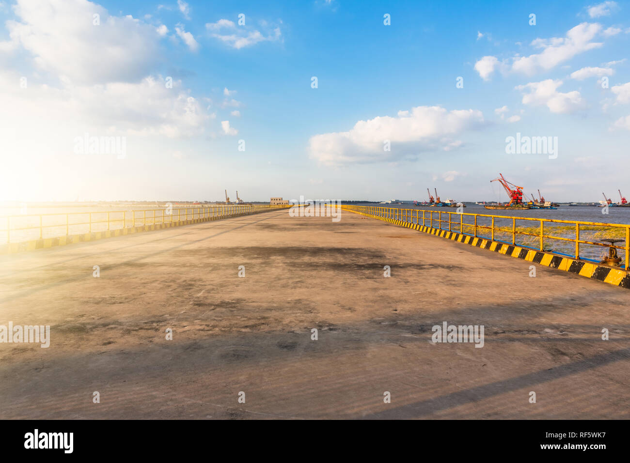 Shanghai docks china hi-res stock photography and images - Alamy