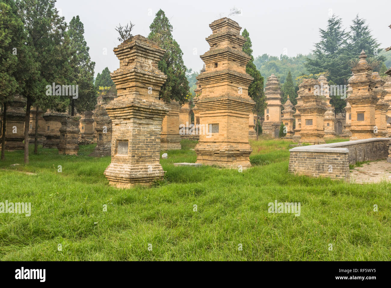 Shaolin monks temple hi-res stock photography and images - Alamy