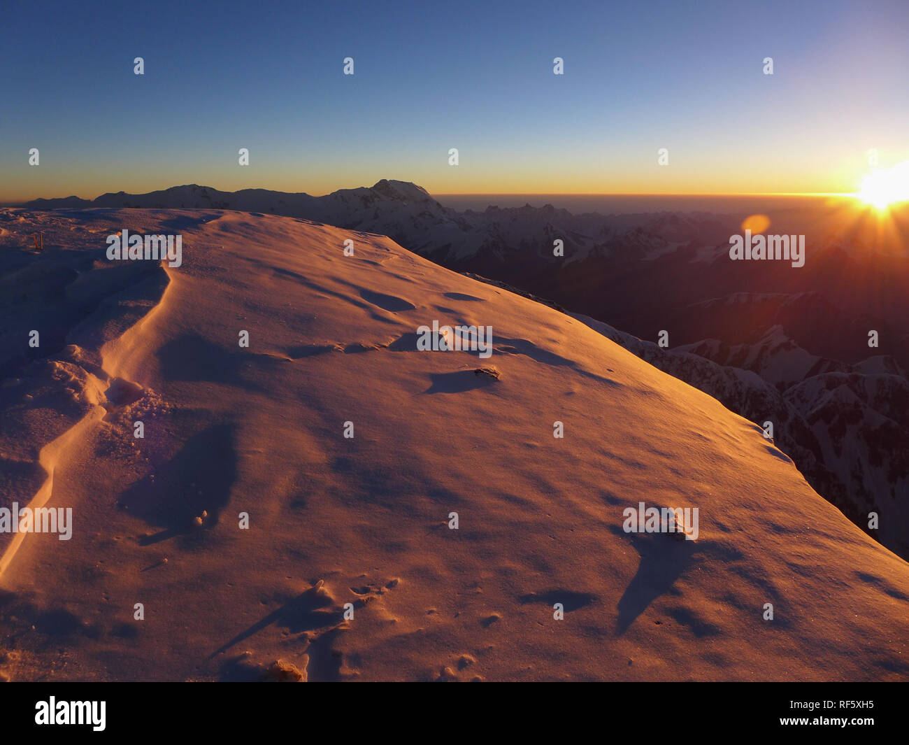 Muztagh ata peak hi-res stock photography and images - Alamy