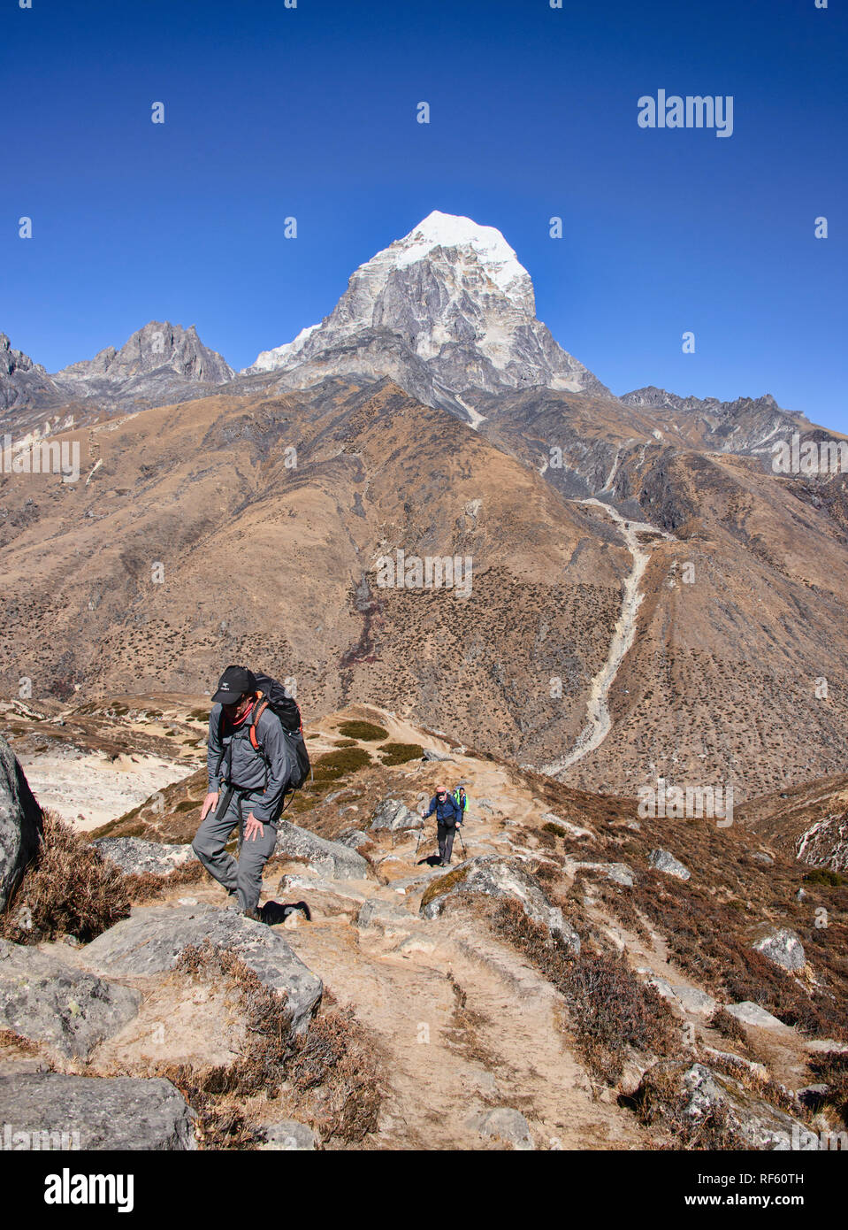 Ama Dablam rises above the Khumbu Valley, Everest region, Nepal Stock ...