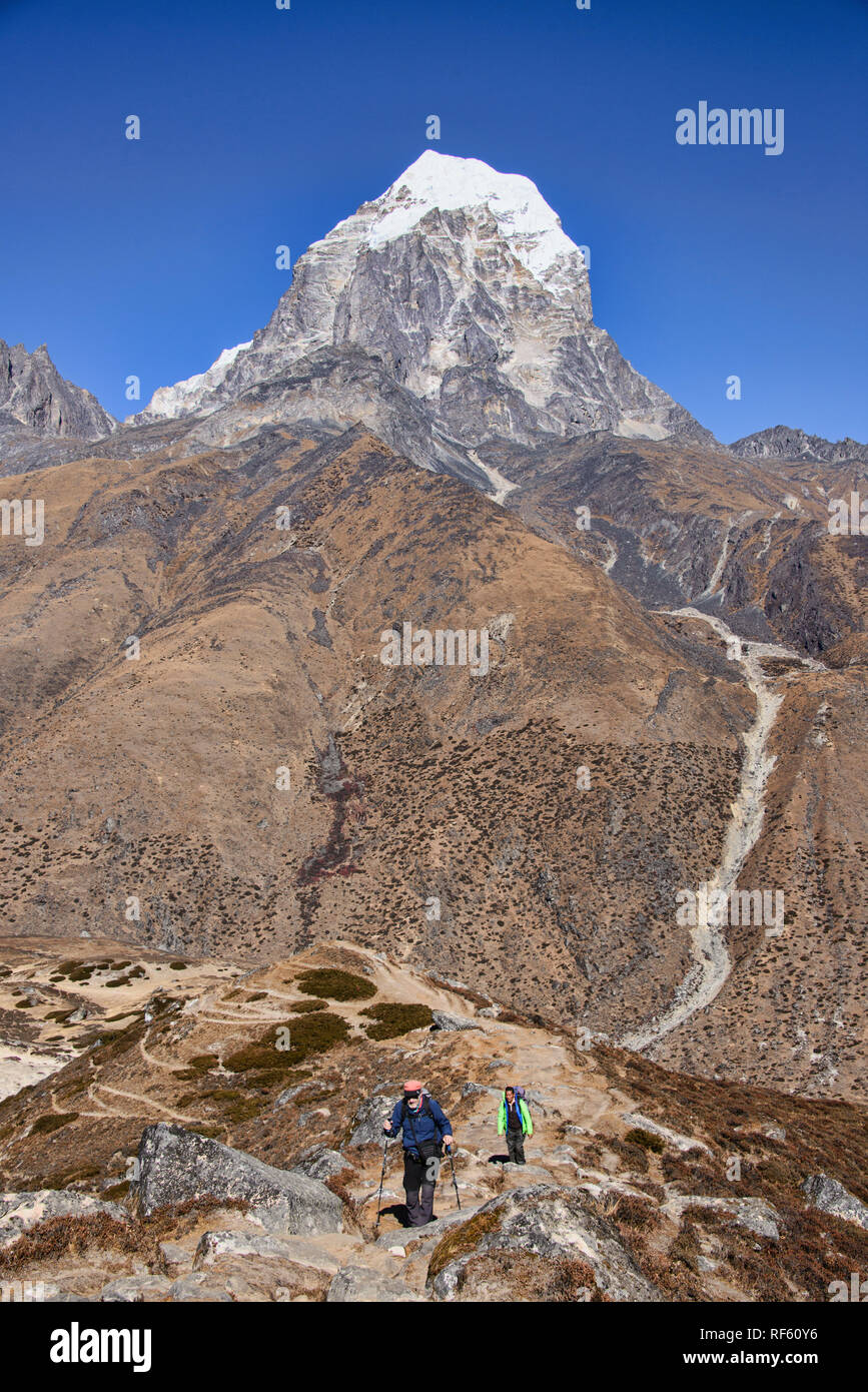 Ama Dablam rises above the Khumbu Valley, Everest region, Nepal Stock ...