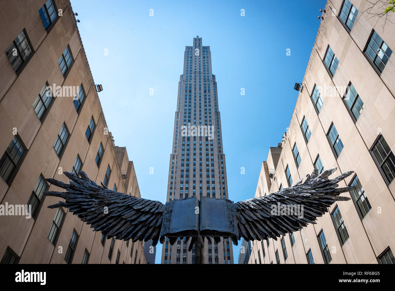 The Comcast building, Rockefeller Center, from the Channel Gardens ...