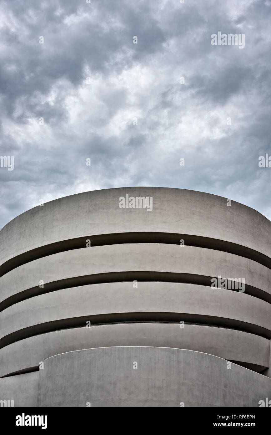 Guggenheim museum new york exterior hi-res stock photography and images ...