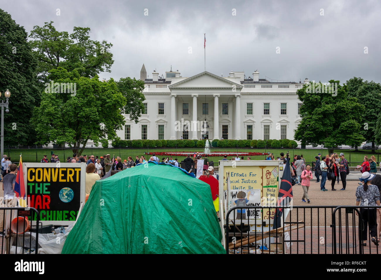 Protesters and tourists all gather outside of the White House ...