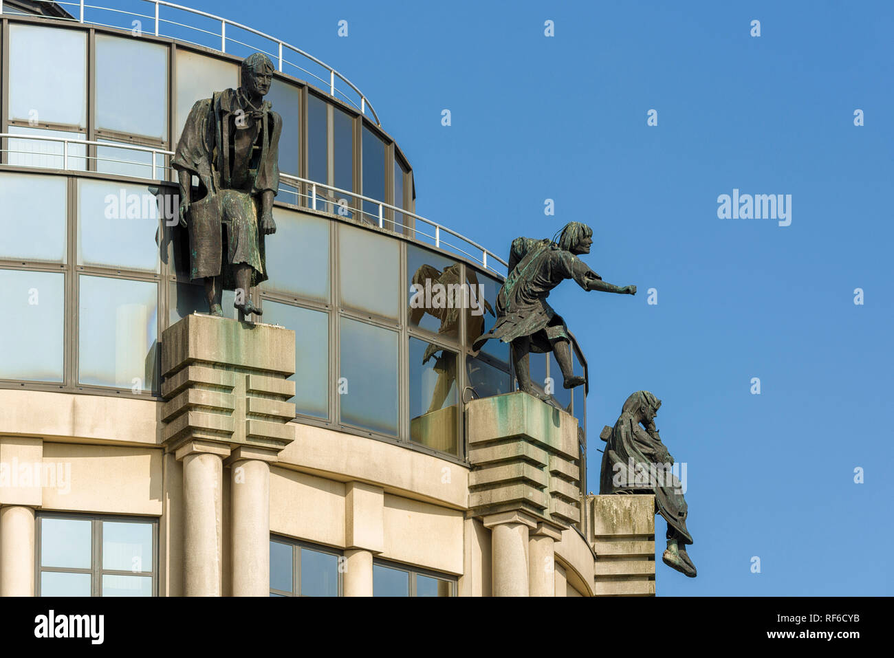 Shopping mall statues hi-res stock photography and images - Alamy