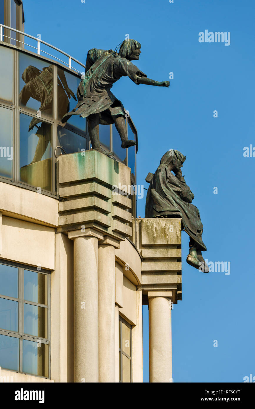 Shopping mall statues hi-res stock photography and images - Alamy