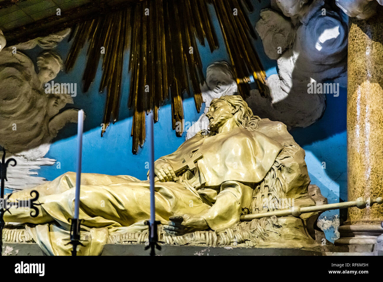 ROME, ITALY - JANUARY 4, 2019: light is enlightening statue of dead ...