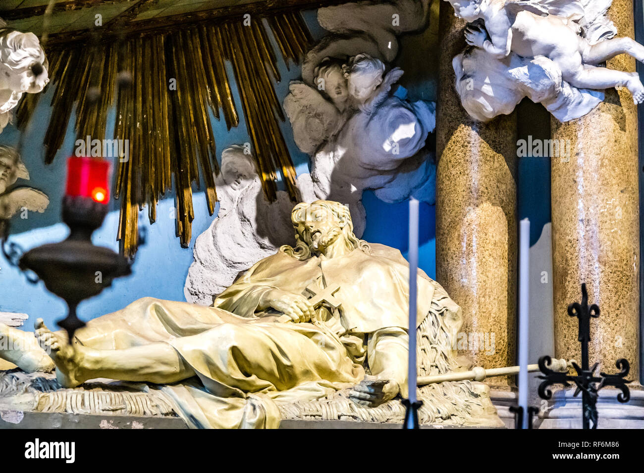 ROME, ITALY - JANUARY 4, 2019: light is enlightening statue of dead ...