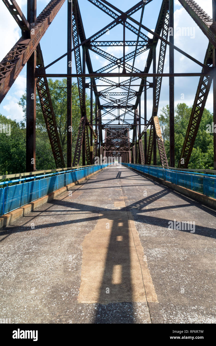 The old chain of rocks bridge was once part of the historic route 66 ...
