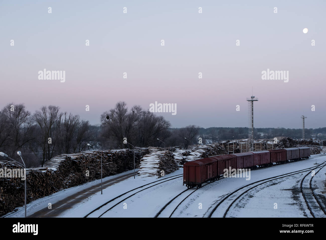 Train cars loaded timber hi-res stock photography and images - Alamy