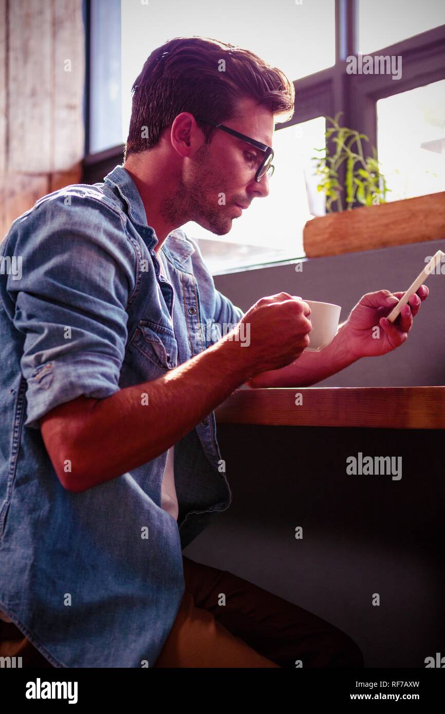 Thoughtful young man smartphone hi-res stock photography and images - Alamy
