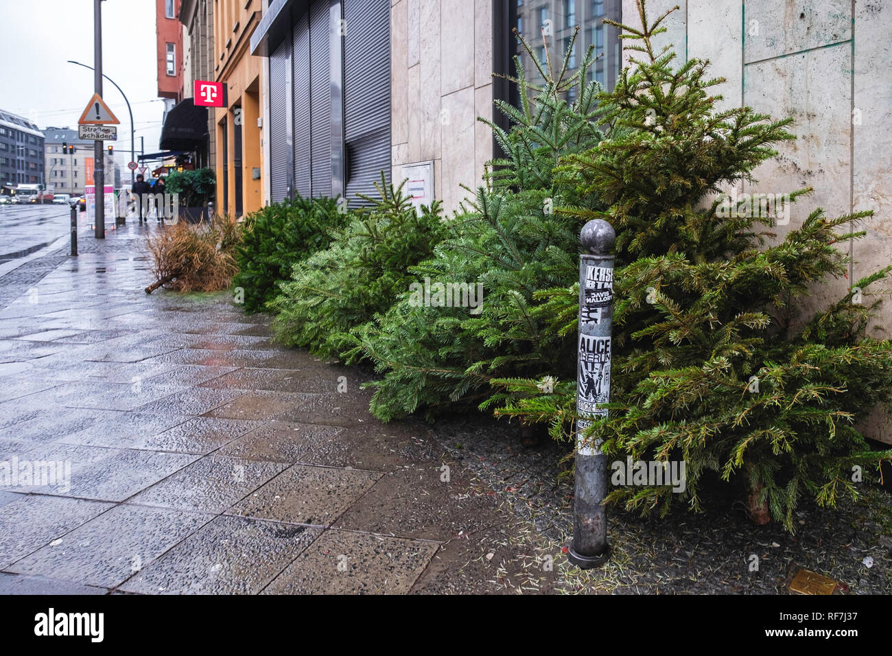 Dumped christmas hi-res stock photography and images - Alamy